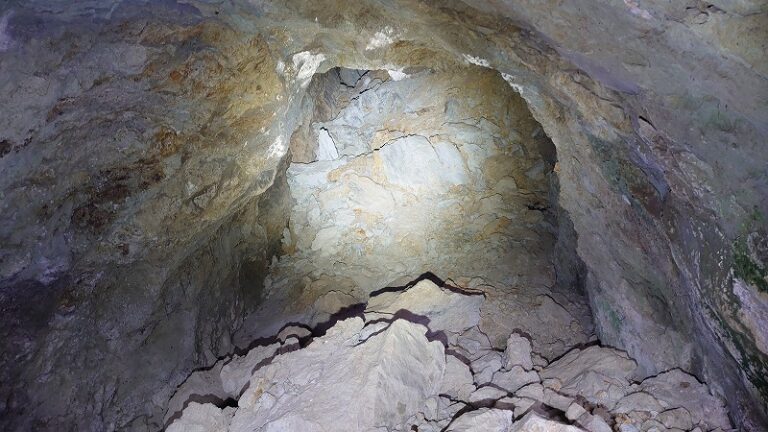 吉見町の八丁湖付近の軍需施設と思われる洞窟探索 | スロイスの石を探すぞ！